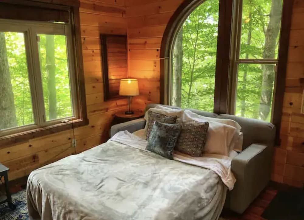 Tanzanite-- The "Gem" With A Hot Tub & Wifi!! - Slade, KY