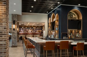 Este bar no lobby do hotel