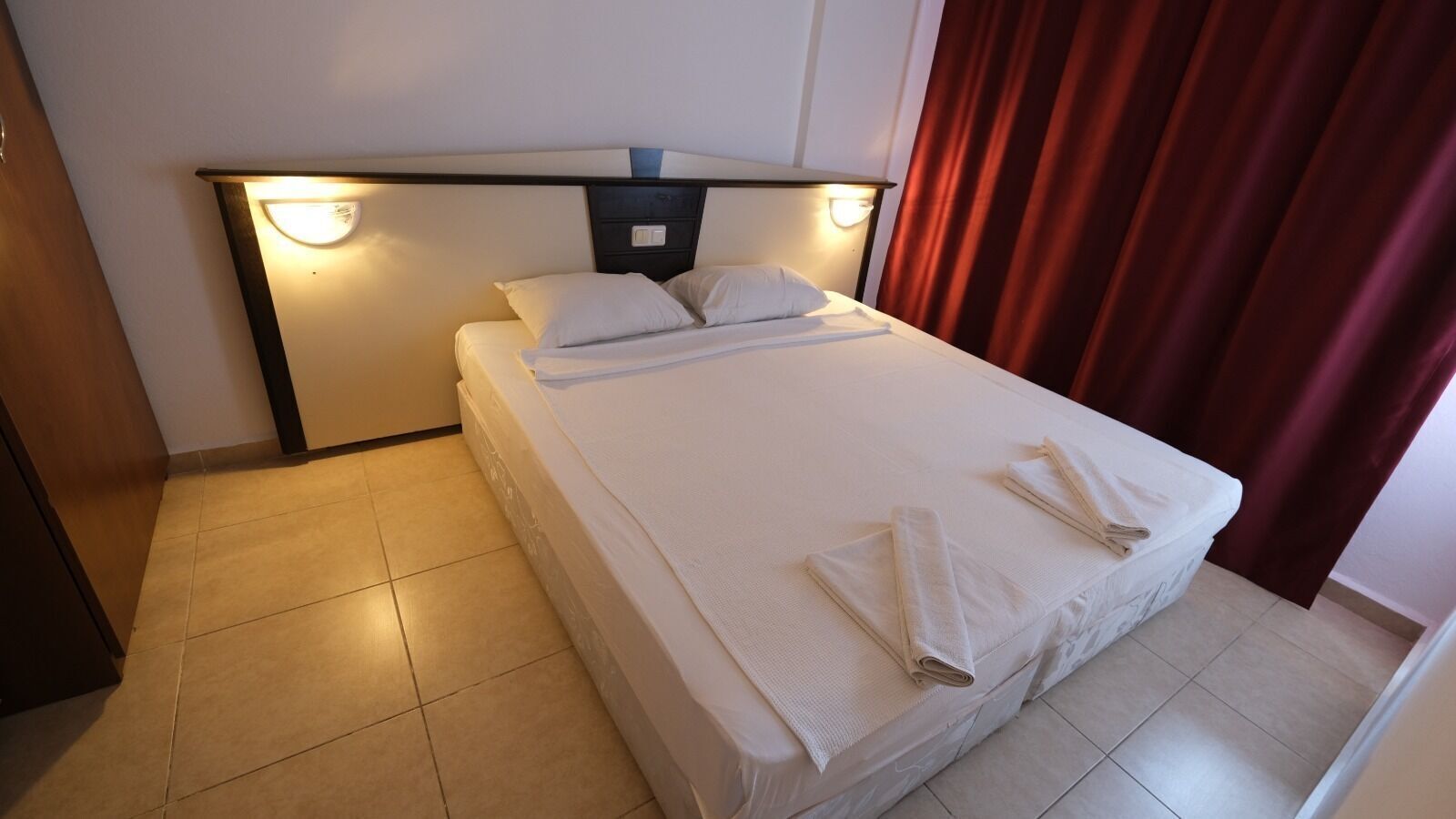 1 quarto, roupas de cama premium, frigobar, escrivaninha