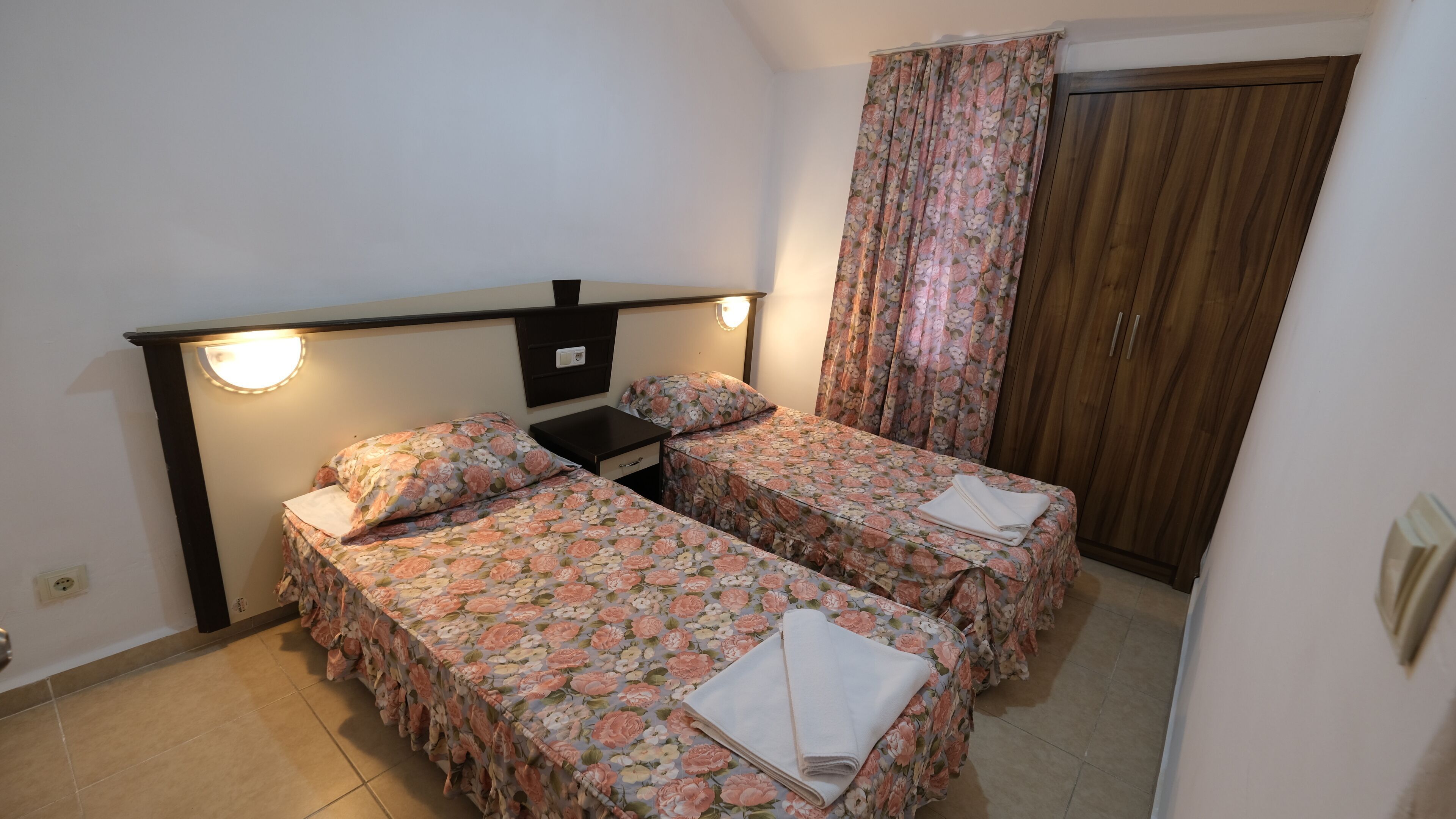 1 quarto, roupas de cama premium, frigobar, escrivaninha