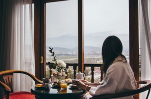 Quarto superior, vista para a cidade | Opções para refeição no quarto