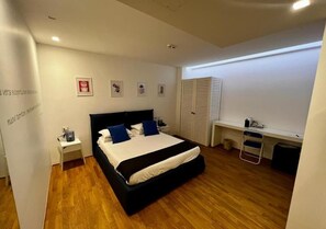 Quarto Básico | Edredões de penas, minibar, cofre no quarto, secretária 