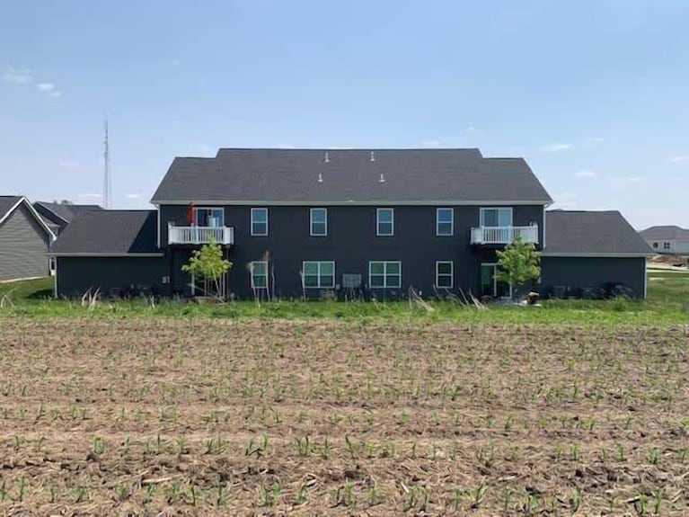 Main Floor Charming 2 Bedroom Condo With King Master Suite In Bettendorf - Lost Grove Lake, IA