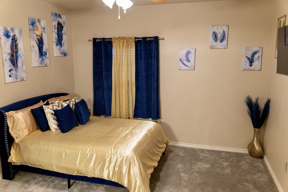 Golden Royale Hideaway - Midland, TX