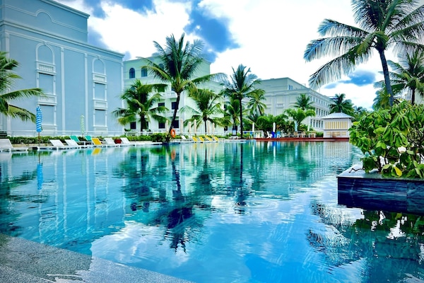 4 piscinas externas, espreguiçadeiras
