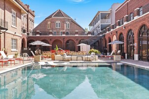 Piscina externa, funciona das 8h às 22h, guarda-sóis, espreguiçadeiras