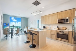 Apartamento de Luxo em Condomínio Fechado, 2 quartos, Vista para a cidade | Cozinha privada | Um frigorífico/congelador grande, um micro-ondas, um forno 