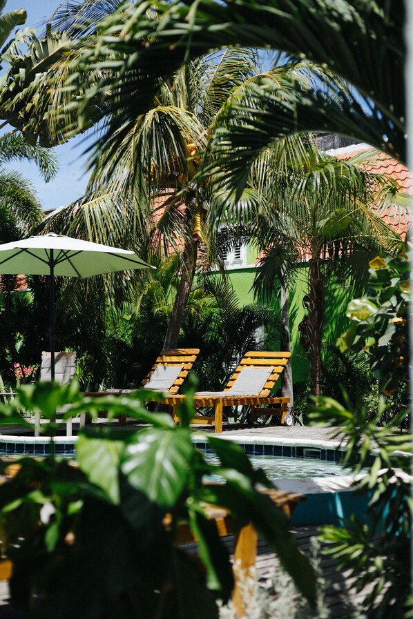 Estúdio elite, 1 cama Queen, vista para a cidade, ao lado da piscina | Piscina | 2 piscinas externas, funciona das 8h às 22h, guarda-sóis