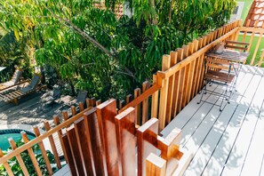 Estúdio superior, 1 cama Queen, vista para a cidade, ao lado da piscina | Terraço/pátio