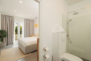 Estúdio tradicional | Banheiro | Chuveiro, chuveiro com efeito de chuva, secador de cabelo 