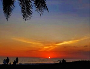 Na praia, praia de areia negra, voleibol de praia 
