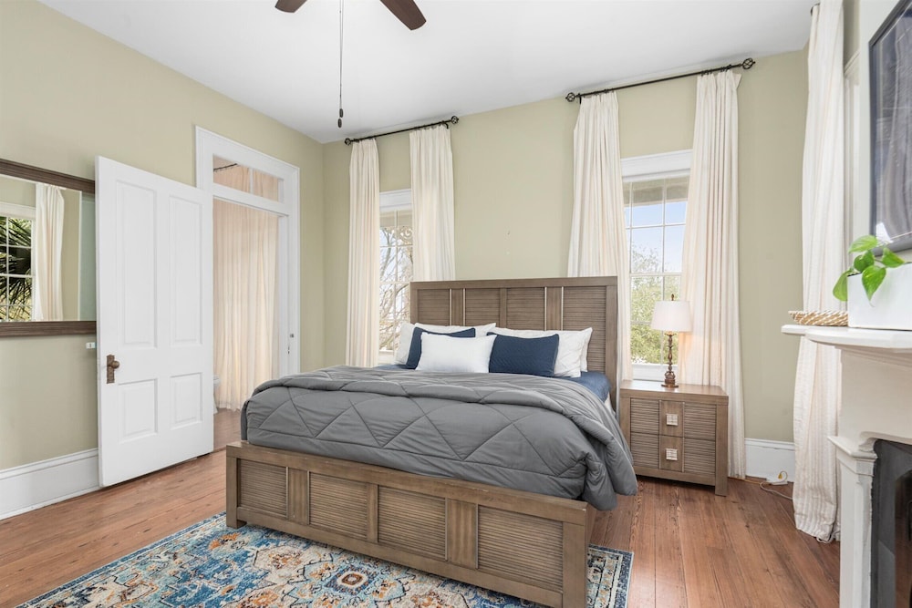 *Historic District* Hot Tub | Fire Pit - Galveston, TX