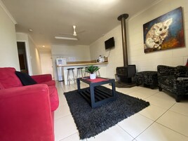 Cabana de Madeira Familiar | Sala de estar | Smart TV de 47 polegadas com canais via satélite, televisor 