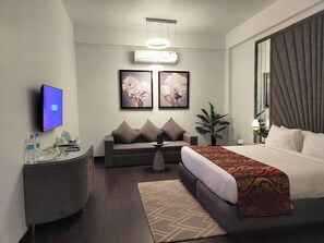 Quarto premium, 1 cama King, para não fumantes | Cofres nos quartos, escrivaninha, espaço de trabalho para notebook