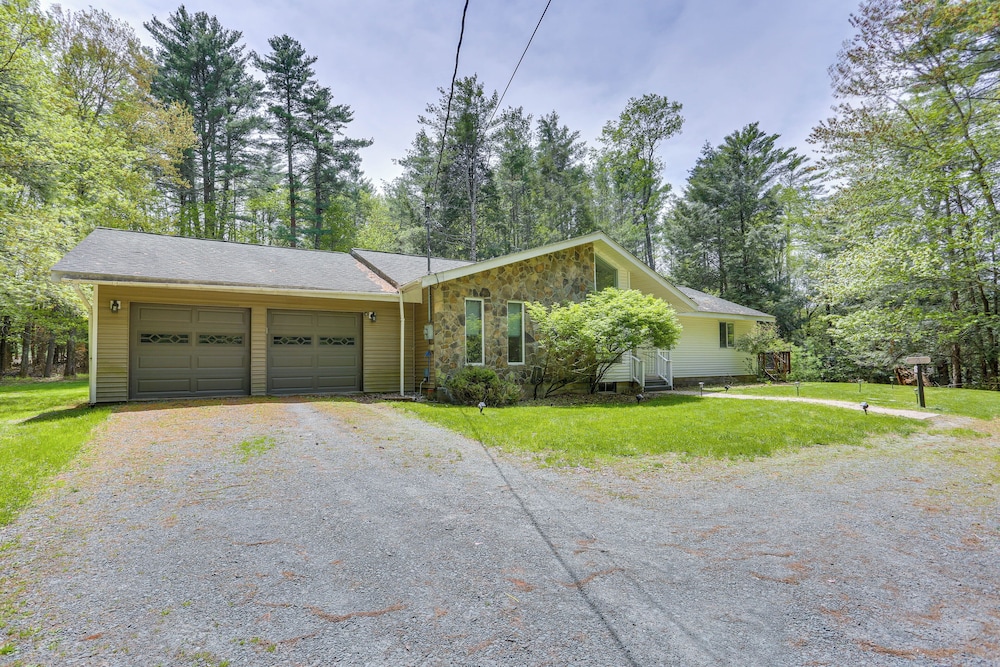 Charming Swan Lake Apartment W/ Deck! - Bethel, NY