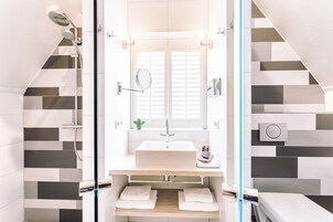 Produtos de higiene exclusivos, um secador de cabelo, roupões 