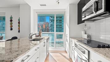 Suíte luxo, várias camas, sacada | Cozinha privada | Geladeira grande, micro-ondas, fogão, cooktop
