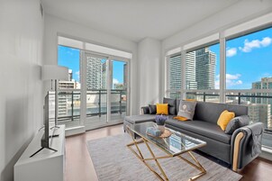 Apartamento Executivo, 2 quartos, varanda, Vista para a cidade | Sala de estar | Televisor de ecrã plano de 43 polegadas com canais digitais, televisor 