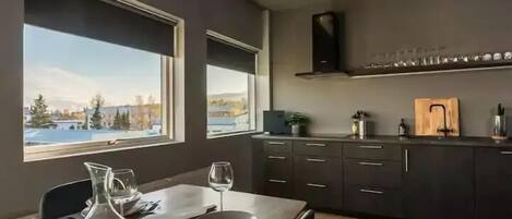 Apartamento Deluxe | Cozinha privada | Um frigorífico, um forno, uma máquina de lavar louça