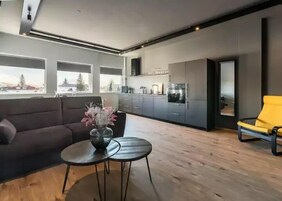 Apartamento Deluxe | Sala de estar | Televisor de ecrã plano de 42 polegadas com canais digitais, televisor 