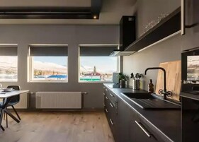 Apartamento luxo | Cozinha privada | Geladeira, fogão, lava-louças, máquina de café expresso