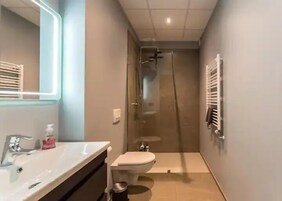 Apartamento luxo | Banheiro | Chuveiro, toalhas de banho, sabonete, shampoo