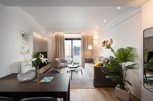 Apartamento Deluxe (EDGE - C2) | Sala de estar | Televisor de 43 polegadas com canais por cabo 