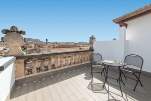 Quarto premium, terraço | Frigobar, cofres nos quartos, escrivaninha, cortinas blackout