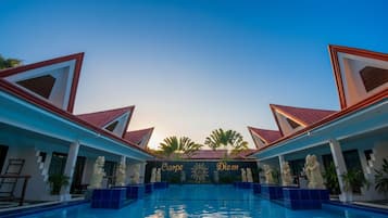 7 piscinas externas, funciona das 7h às 20h, espreguiçadeiras