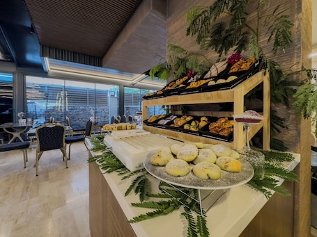 Café da manhã com buffet grátis todos os dias. Quality Gold Suit Hotel