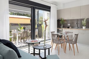 Vila, 3 quartos, vista para o jardim | Cozinha privada | Geladeira grande, fogão, cooktop, cafeteira/chaleira