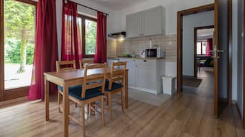 Estúdio Comfort, pátio | Kitchenette privada | Um frigorífico, um micro-ondas, uma placa de cozinha
