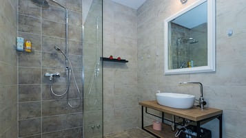 Estúdio Deluxe, banheira de hidromassagem grande, vista para o jardim | Casa de banho | Um polibã, um secador de cabelo, toalhas fornecidas