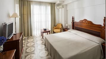 Quarto casal clássico | Cofres nos quartos, escrivaninha, cortinas blackout, Wi-Fi de cortesia