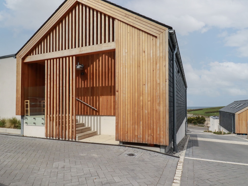 5 Longshore - Newquay