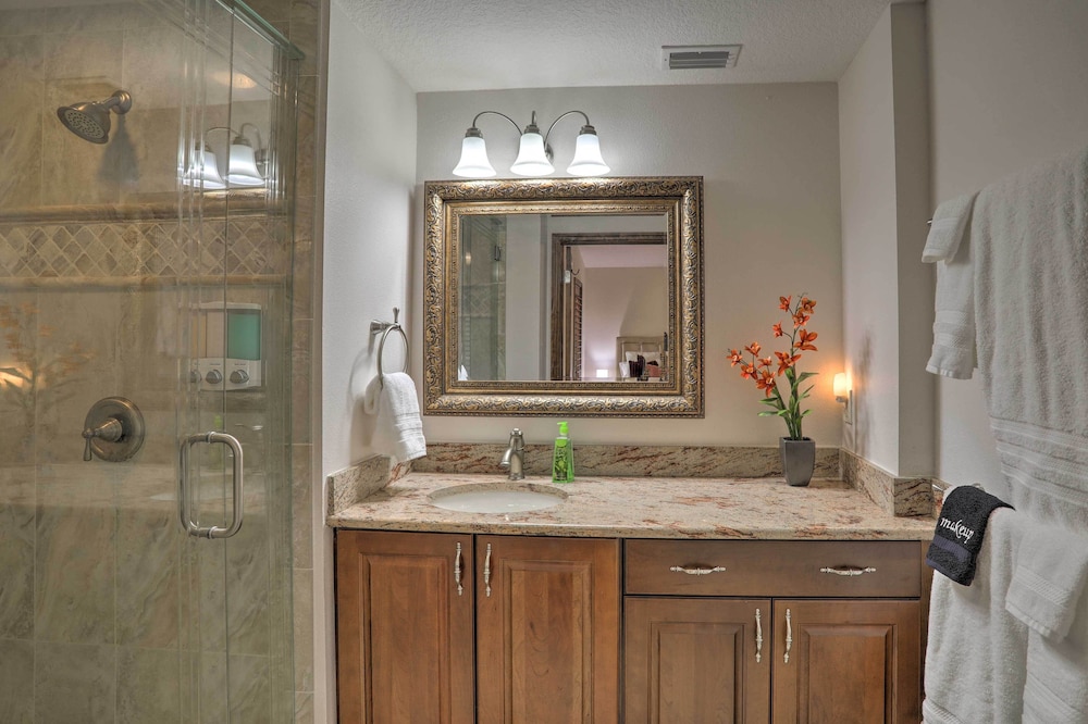 The Peacock Farm Largo Home + Outdoor Oasis! - St. Petersburg, FL