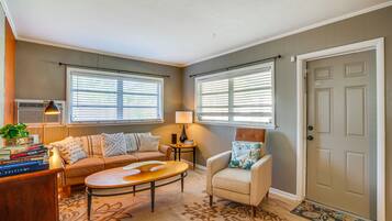 Televisor, base para iPod, livros