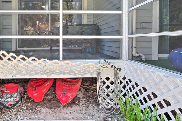 Old Florida Setting W/ Kayaks & Fishing Poles - Inverness, FL