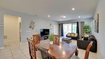 Vila (Multiple Bedrooms) | Parte interna