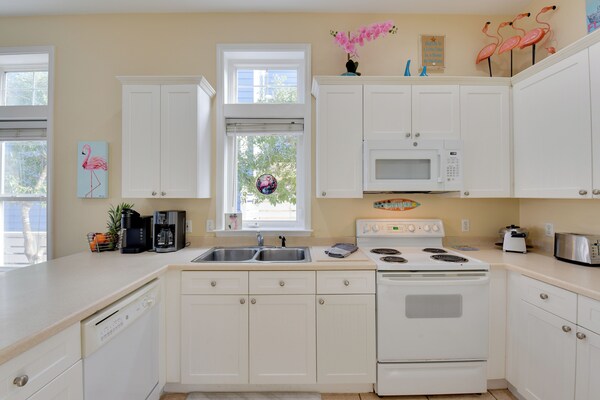 Santa Rosa Beach House W/ Spacious Deck - Seaside, FL