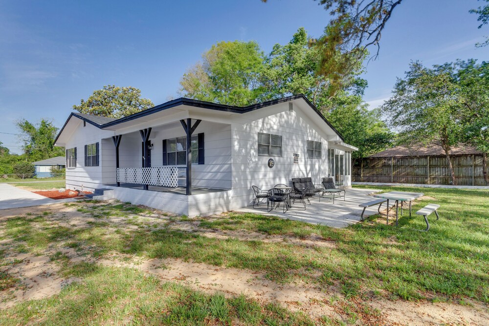 Sunny Fort Walton Beach Vacation Rental W/ Yard! - Fort Walton Beach, FL