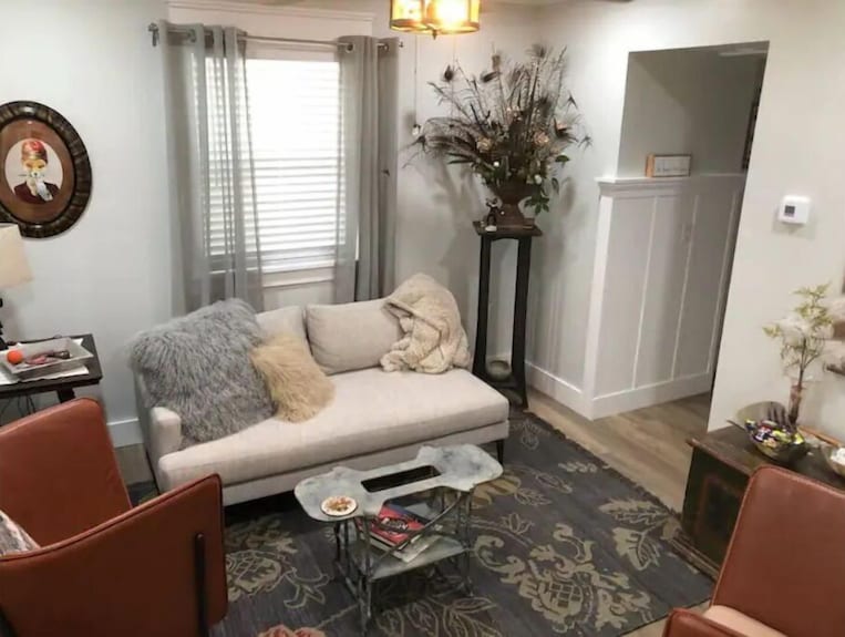 Ruby's Foxcroft Cottage -Steps From Downtown! Sleeps 6, Covered Deck, Golf Cart - Smithville, TX