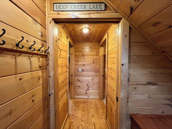 Um corredor de madeira com uma placa que diz "Deep Creek Lake".