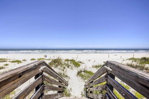 New Smyrna Beach Abode W/ Fire Pit, Walk To Beach! - New Smyrna Beach, FL