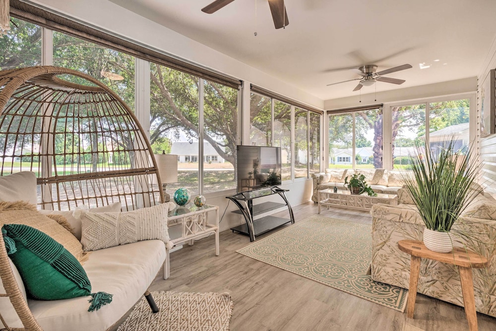 Inviting Lady Lake House: In The Village! - Wildwood