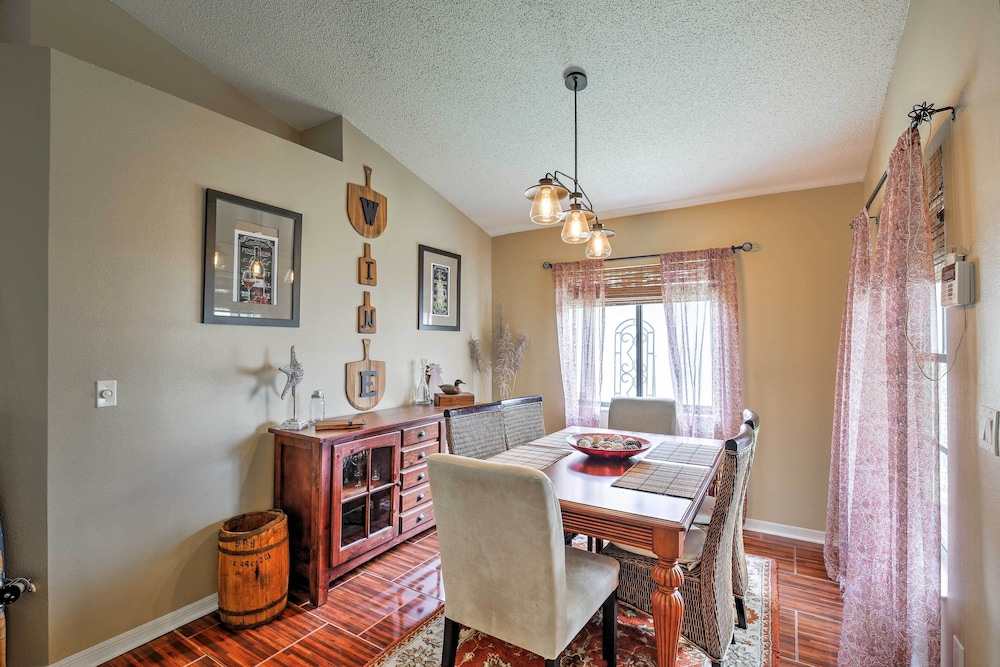 Lakefront Brandon Home W/ Patio & Screened Lanai! - Tampa, FL