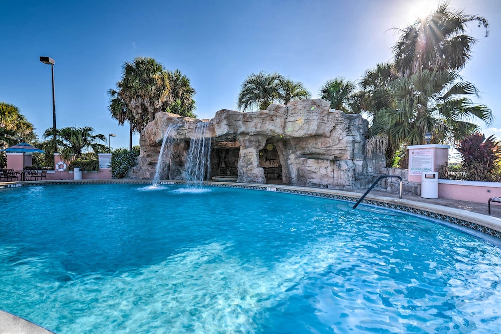 Lovely Lady Lake Home W/ Resort Amenities & Lanai! -