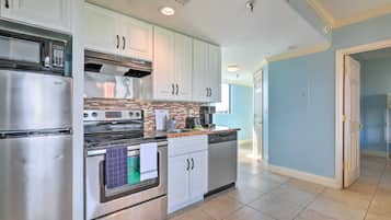 Um micro-ondas, um forno, uma placa de cozinha