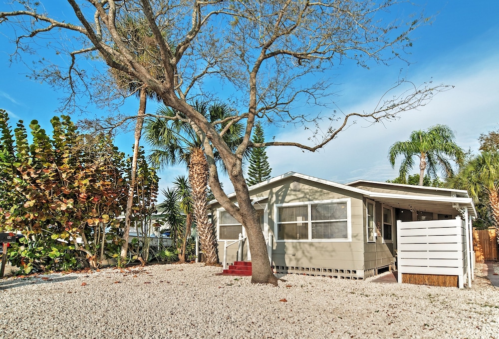 Treasure Island Cottage, Near Boardwalk & Beach! - Madeira Beach, FL