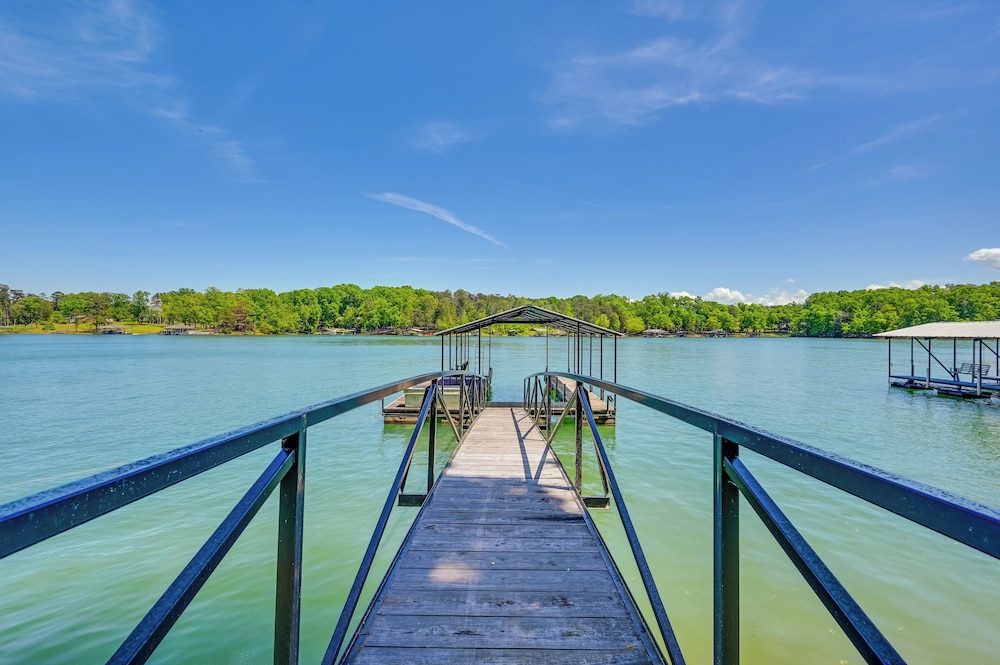 Seasonal Beach + Boat Dock: Lake Hartwell Home! - South Carolina